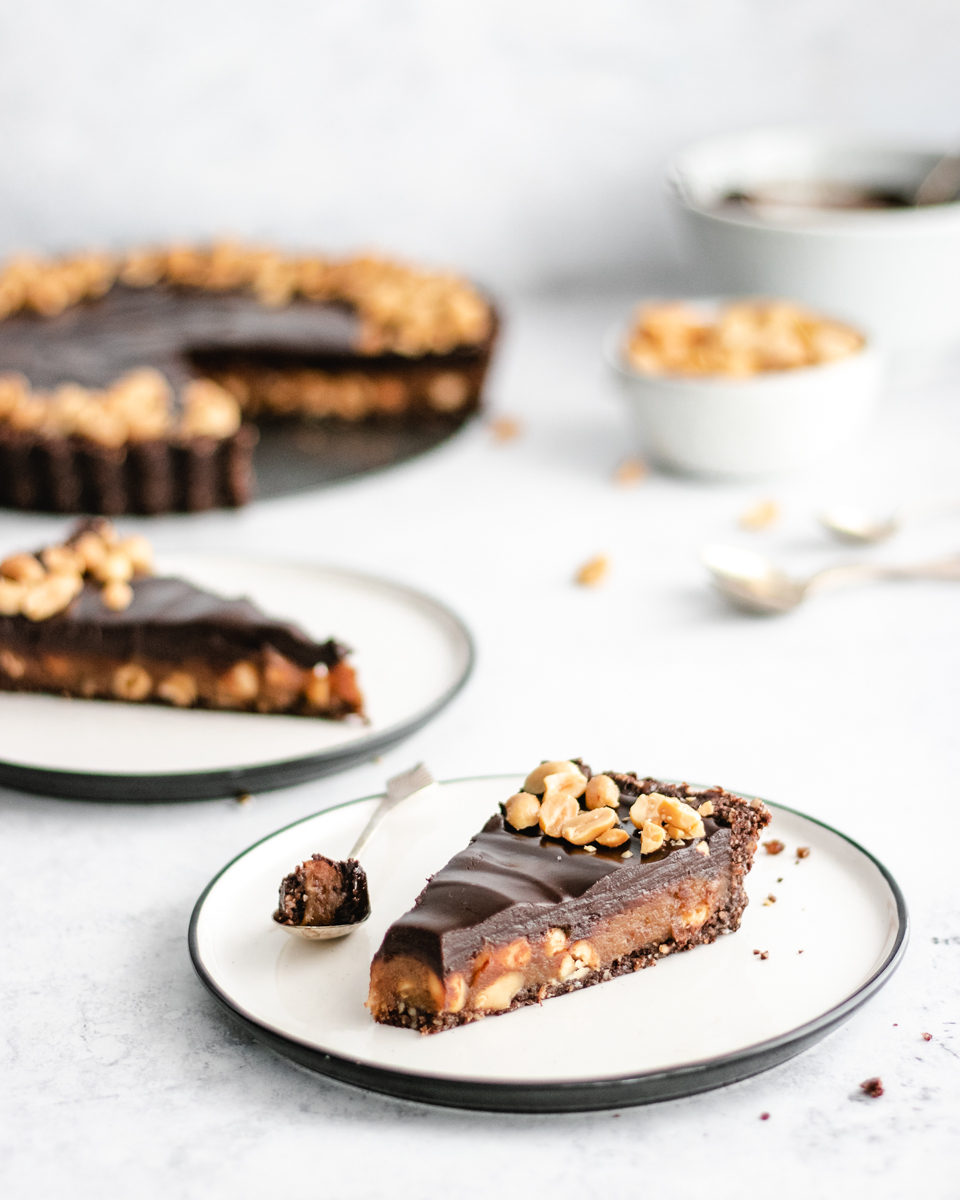 Snickers Tart (Vegan and Gluten-free) - The Delicious plate