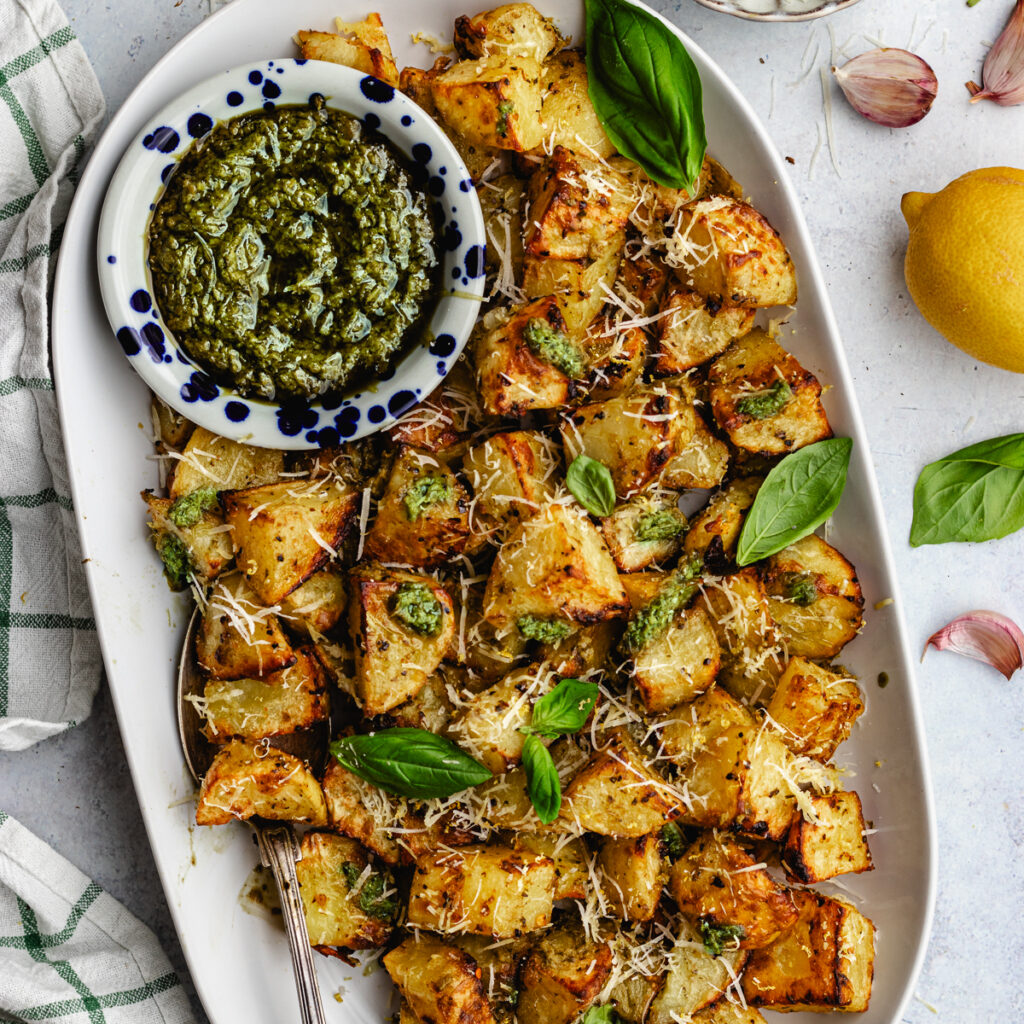 Garlic and Rosemary Roasted Potatoes - The Delicious plate