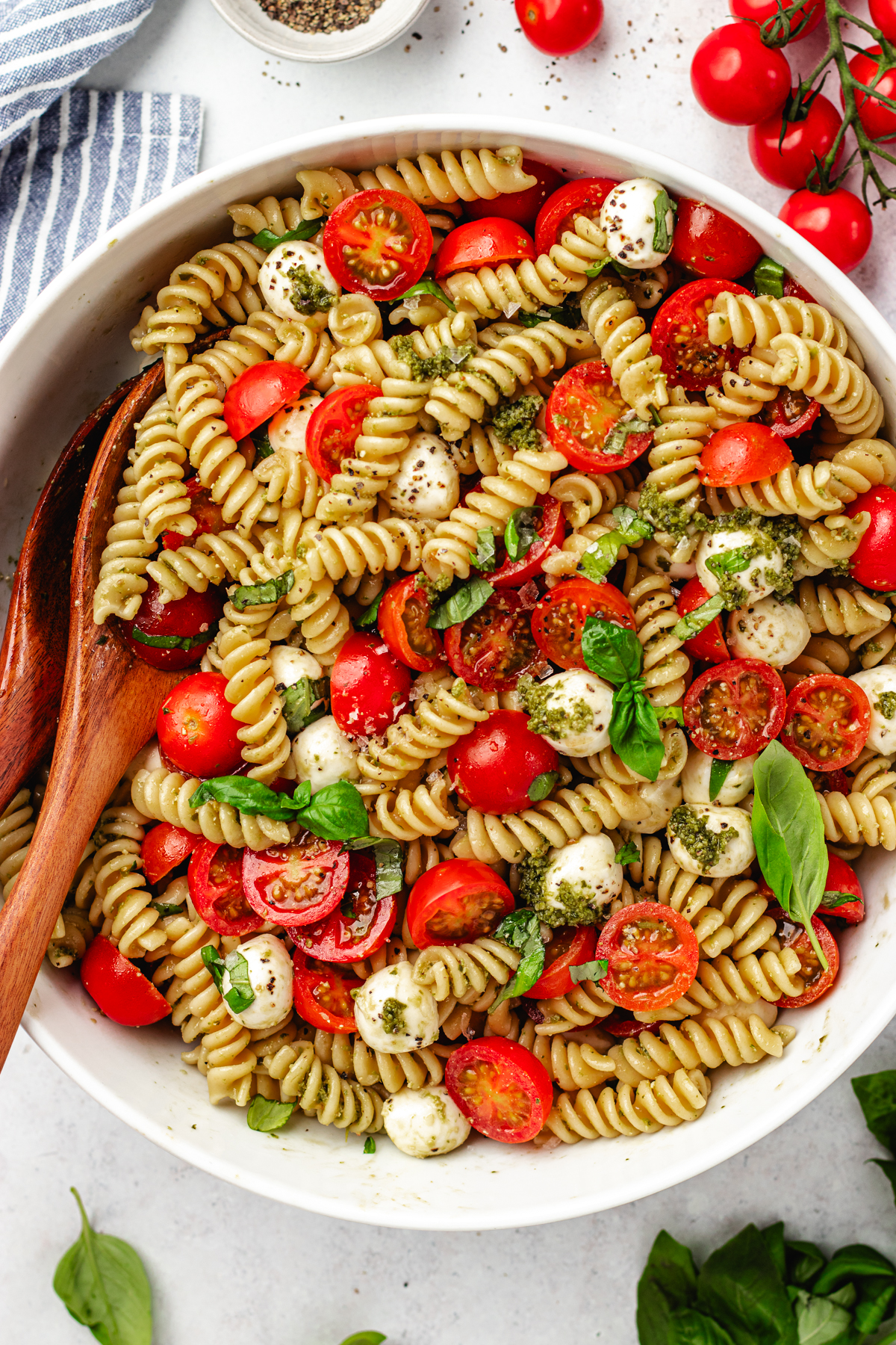 Caprese pesto pasta salad - The Delicious plate