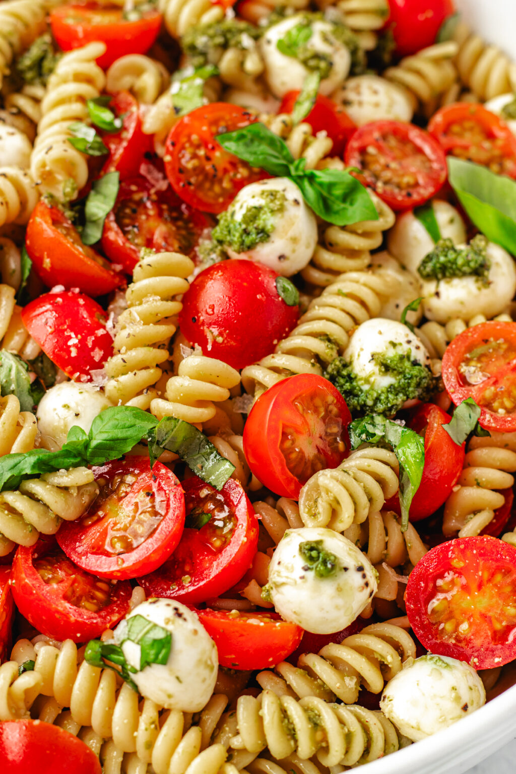 Caprese pesto pasta salad - The Delicious plate