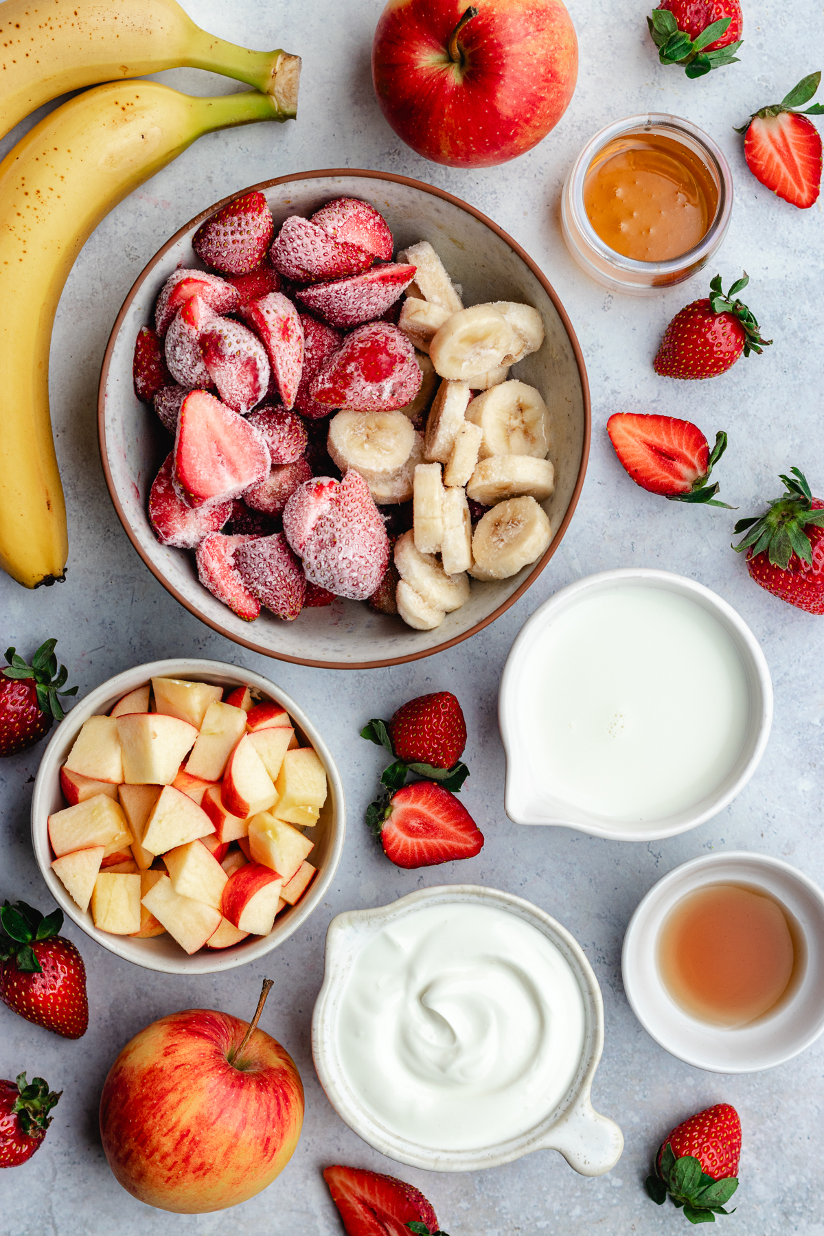 Strawberry banana apple smoothie - The Delicious plate