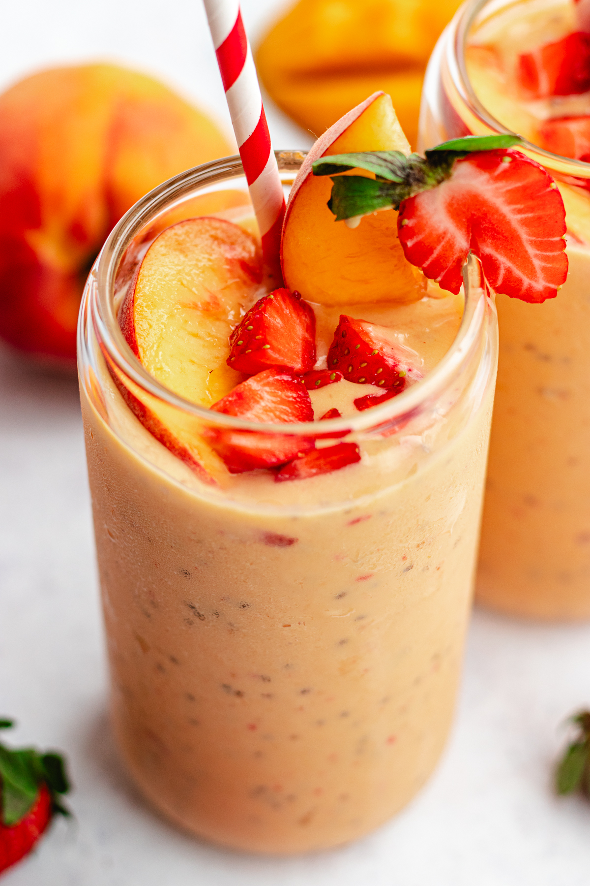 Strawberry mango peach smoothie - The Delicious plate