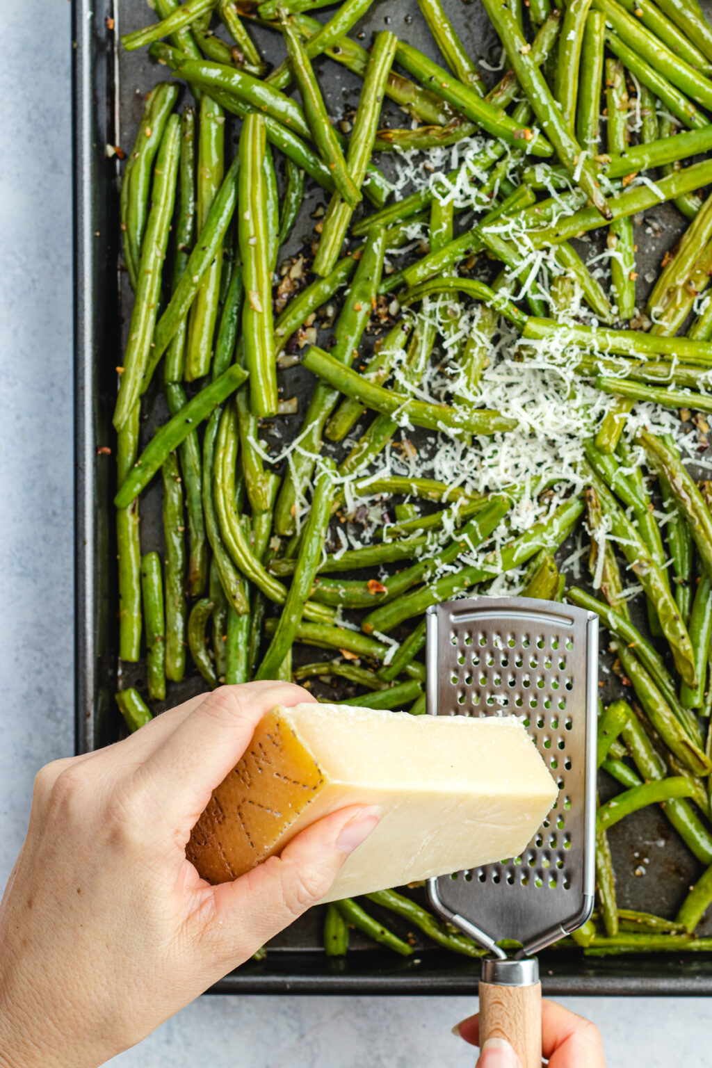 Garlic parmesan green beans - The Delicious plate