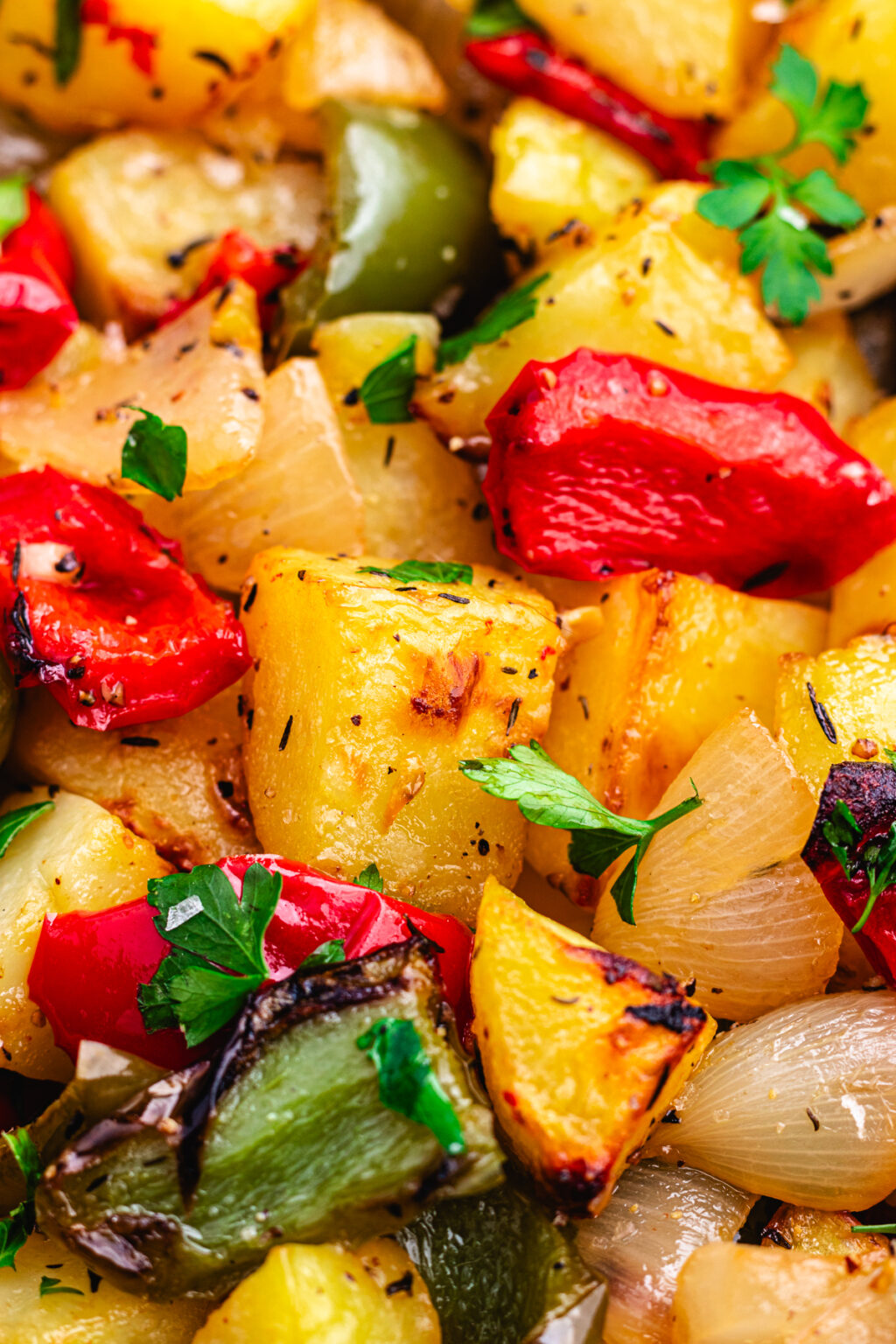 Roasted potatoes with onions and peppers - The Delicious plate