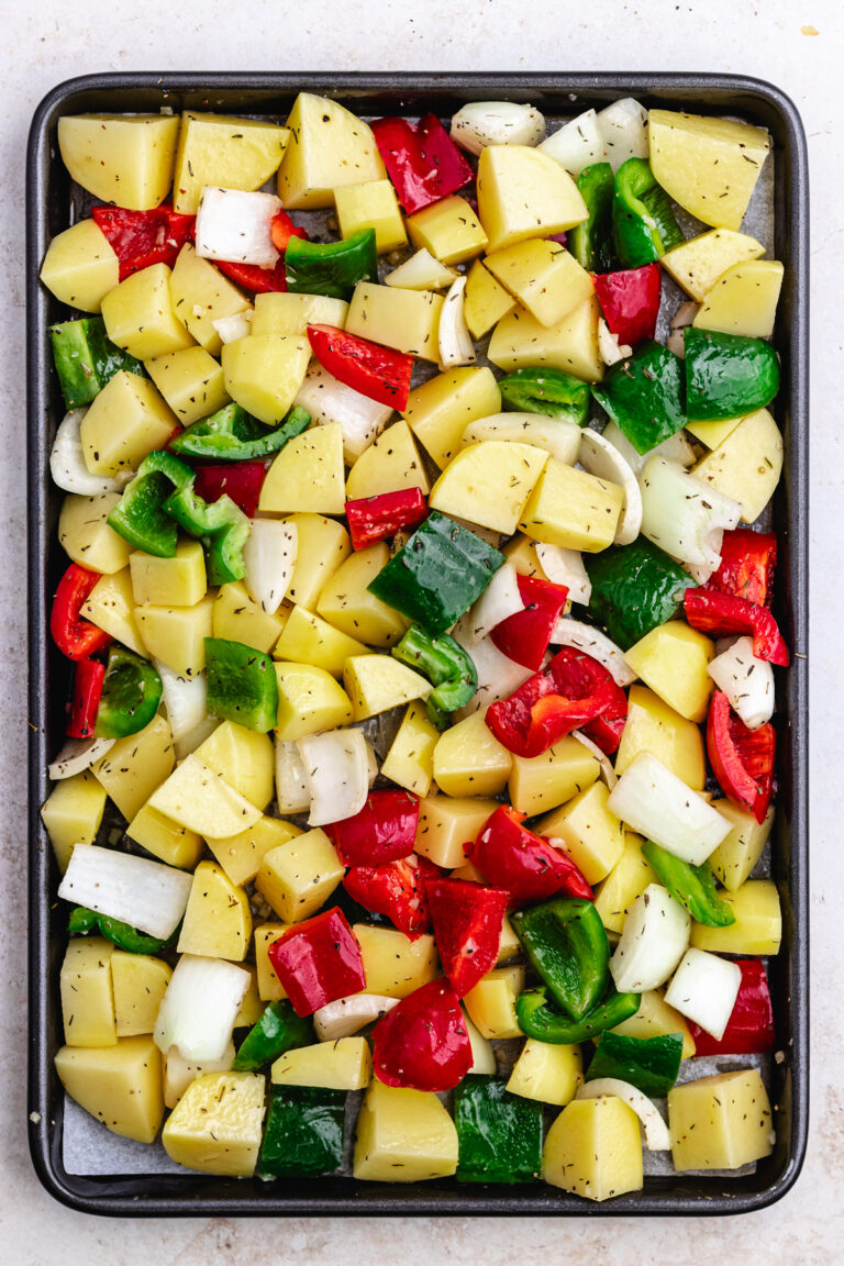 Roasted potatoes with onions and peppers - The Delicious plate
