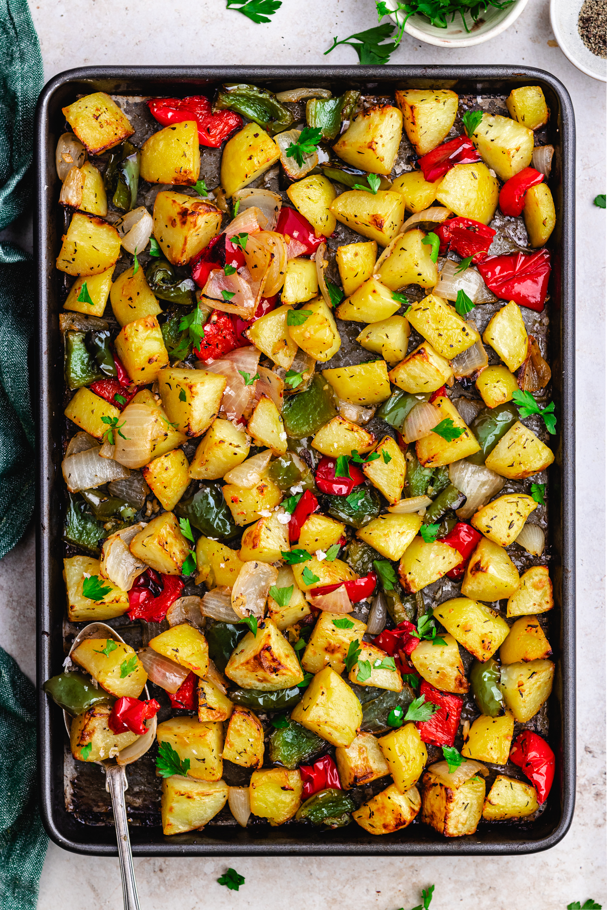 Roasted potatoes with onions and peppers - The Delicious plate
