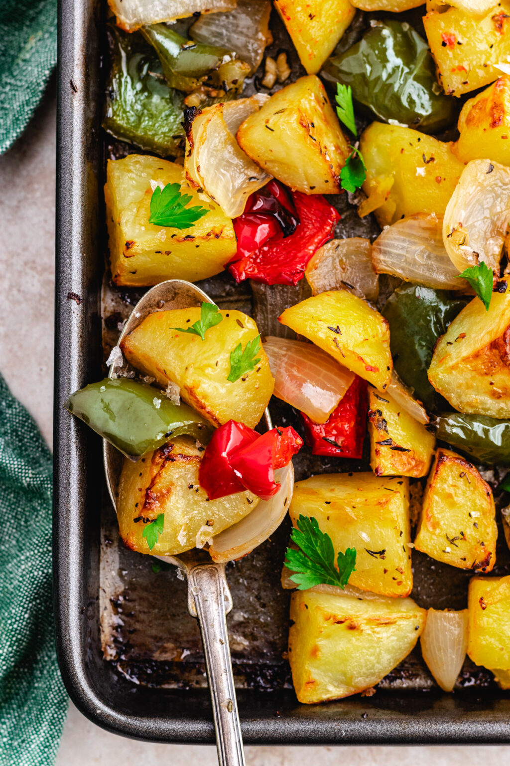 Roasted potatoes with onions and peppers - The Delicious plate
