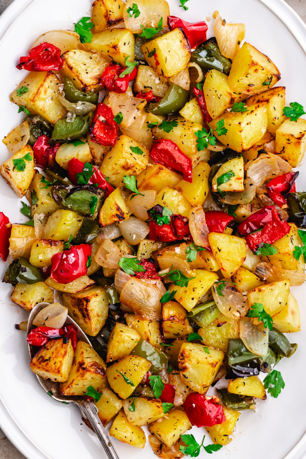 Roasted potatoes with onions and peppers - The Delicious plate
