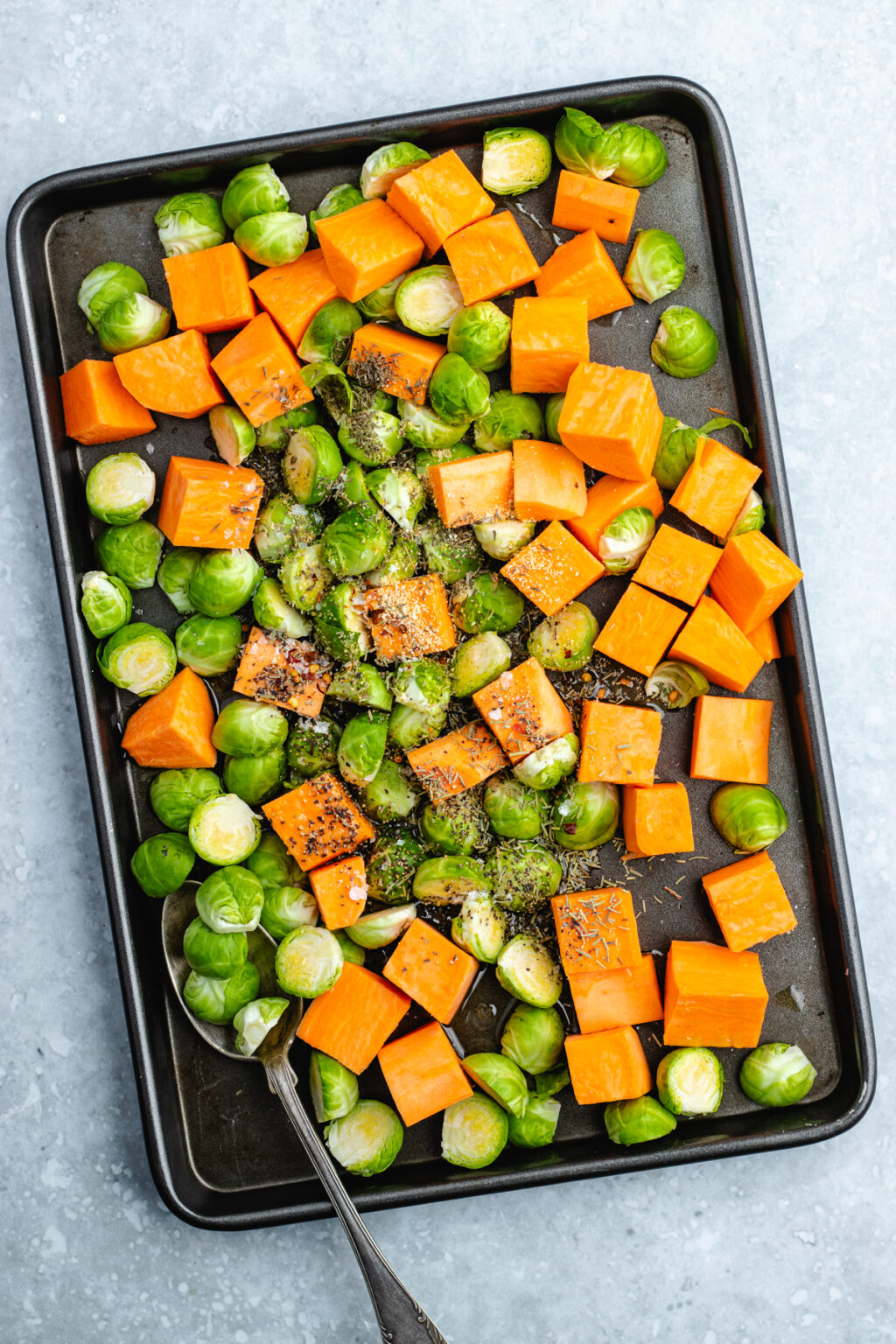 Roasted sweet potatoes and Brussels sprouts - The Delicious plate