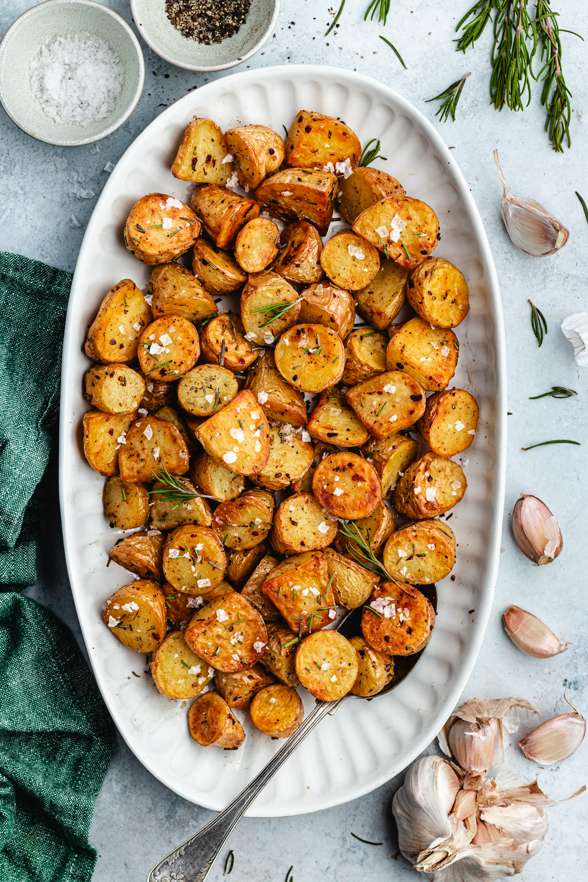 Garlic and Rosemary Roasted Potatoes - The Delicious plate