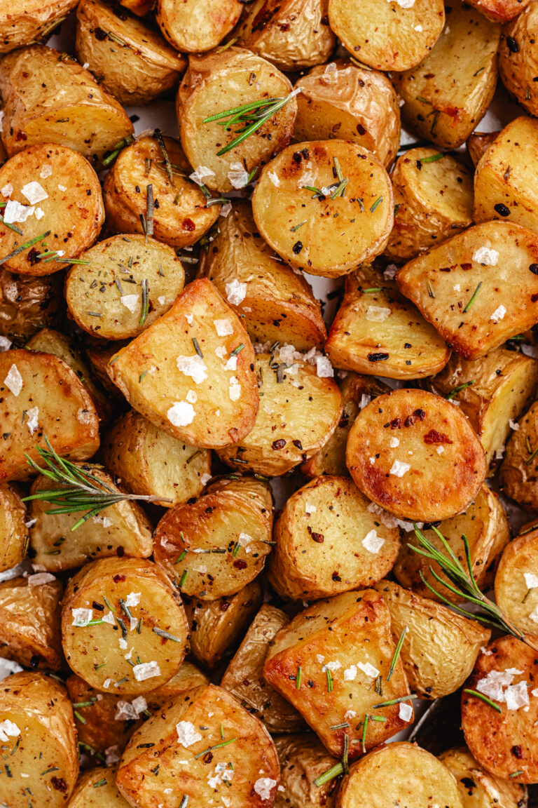 Garlic and Rosemary Roasted Potatoes - The Delicious plate
