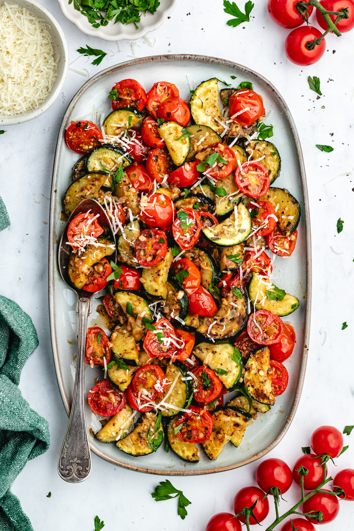 Sautéed zucchini with tomatoes - The Delicious plate
