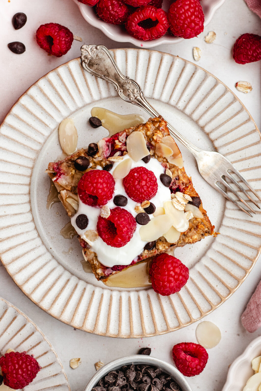 Raspberry Baked Oatmeal (Easy and Healthy) - The Delicious plate